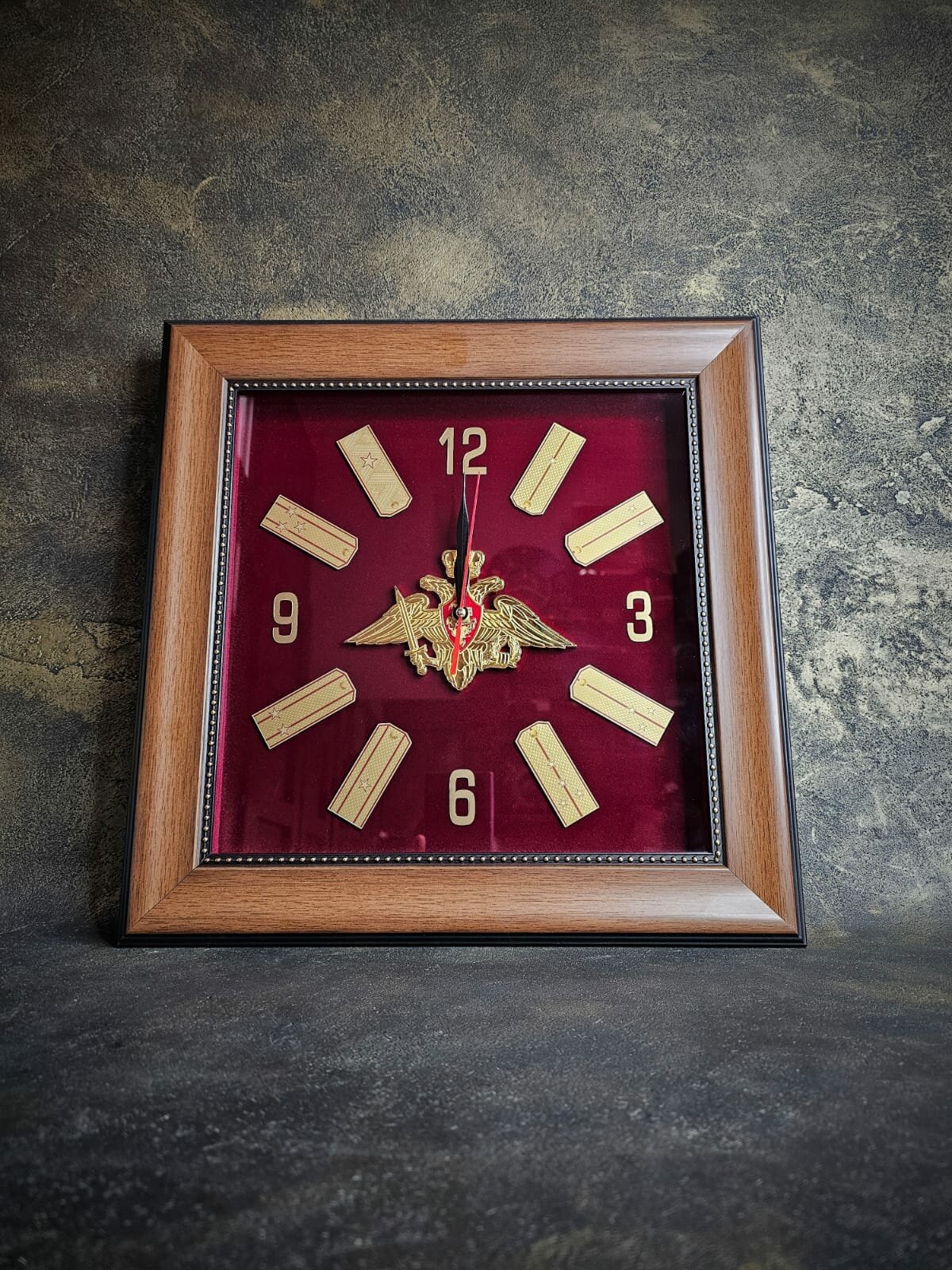 Часы погоны Вооруженные силы РФ, дерево, акрил, эмали, лак. в картонной коробке