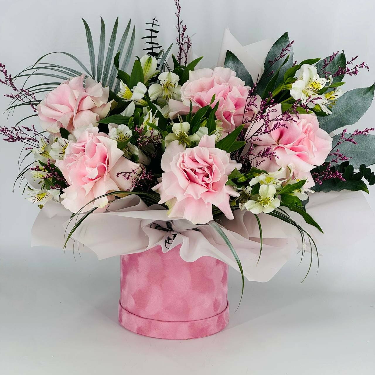 Пышный букет в шляпной коробке из альстромерий и розовых французских роз Pink Mondial