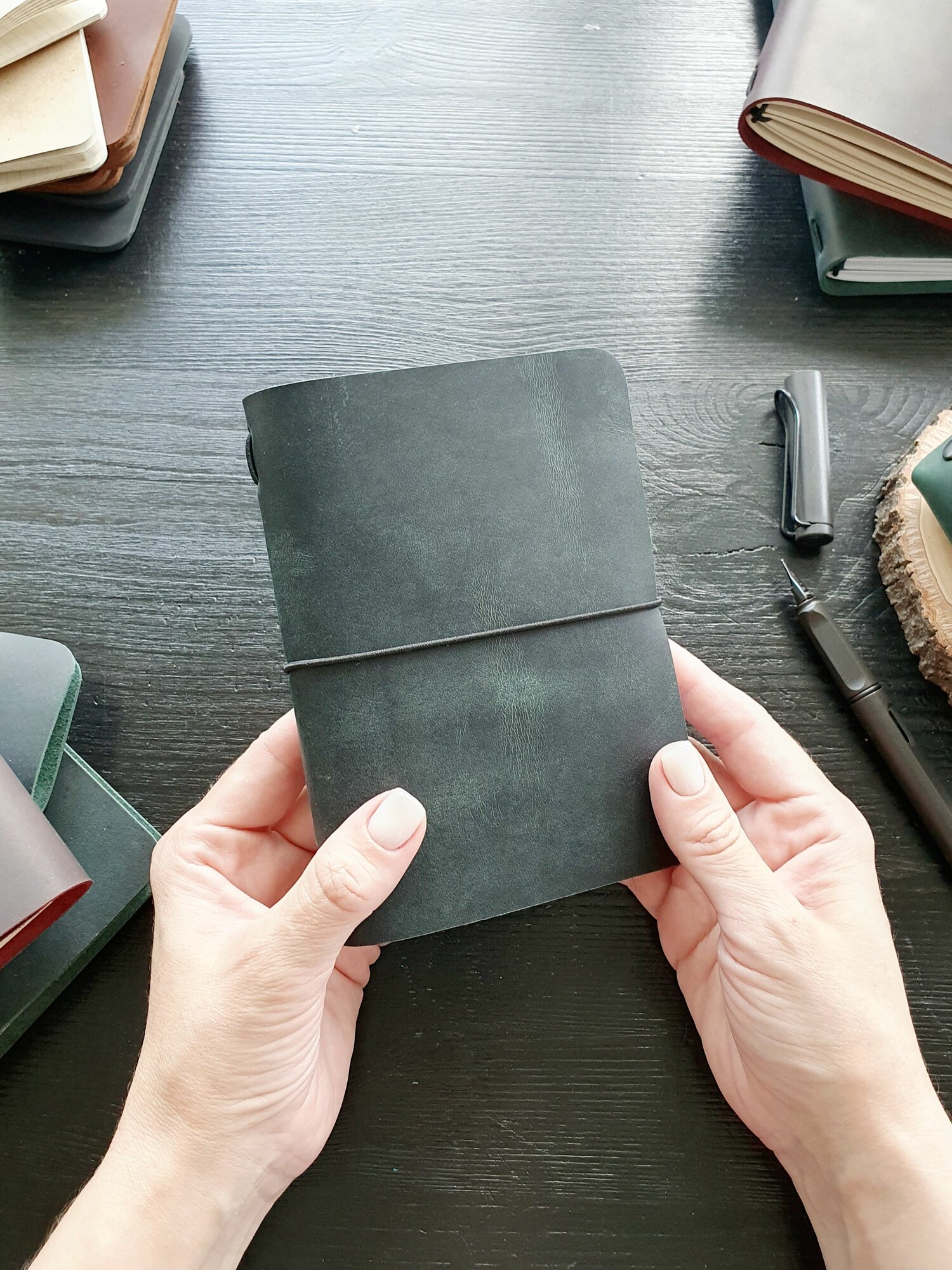 Кожаный блокнот в точку А6 (11х15см) на резинке со сменными тетрадями в точку