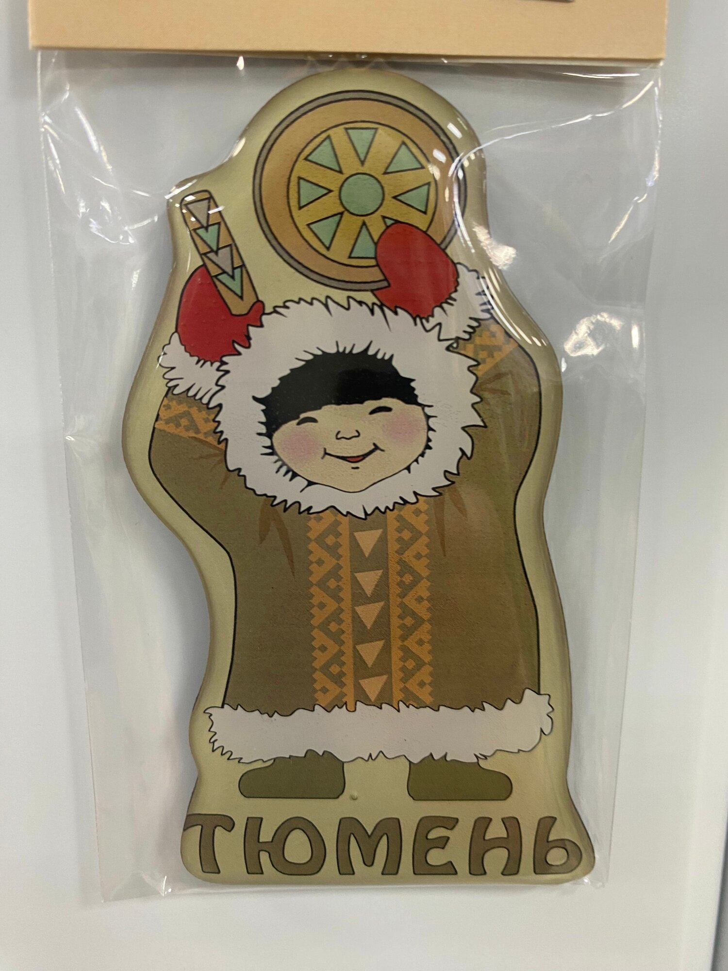 Магнит сувенирный "Сувениры Тюмени " ф игурный , заливкой "Ханты" с бубном 10/6 см