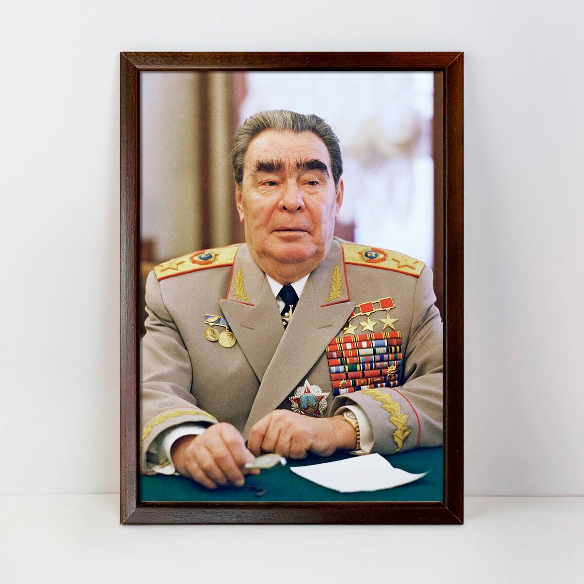 Портрет Брежнева Л. И. в рамке под дерево / А-4 (21x30 см.)