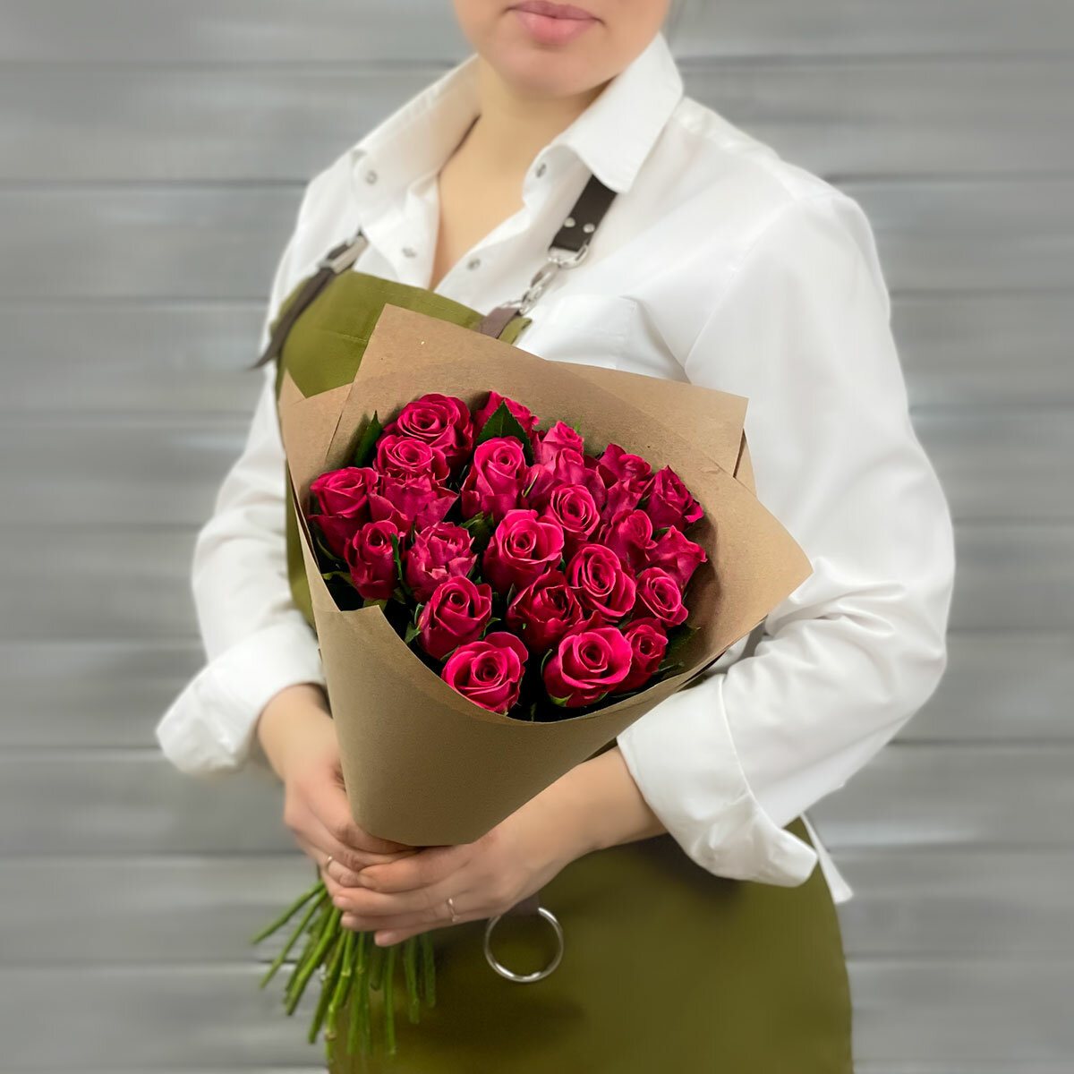 Монобукет "Букет Маркет", 27 роз в крафтовой бумаге, малиновый