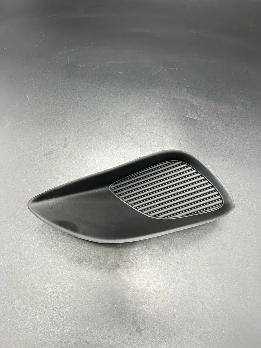 Заглушка бампера передняя правая Новое Cargoparts