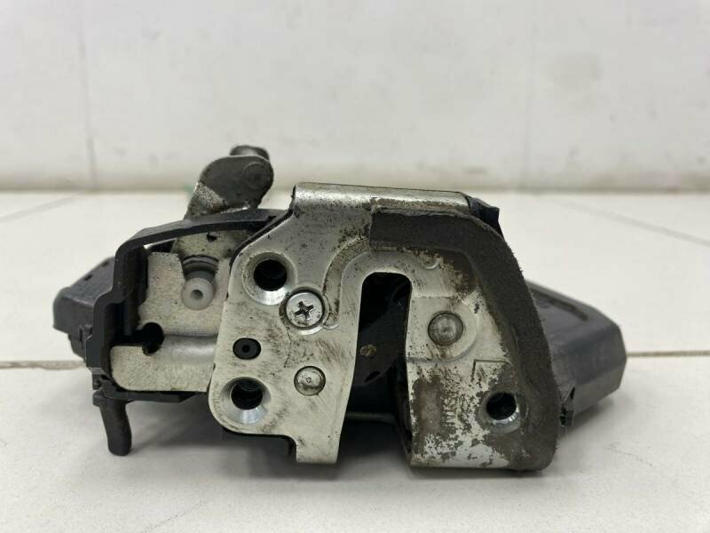 Замок двери задней левой Toyota Corolla E120 2001-2007