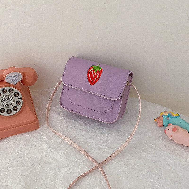 Детская мини сумка через плечо с ярким рисунком клубники от Lovely, фиолетовый