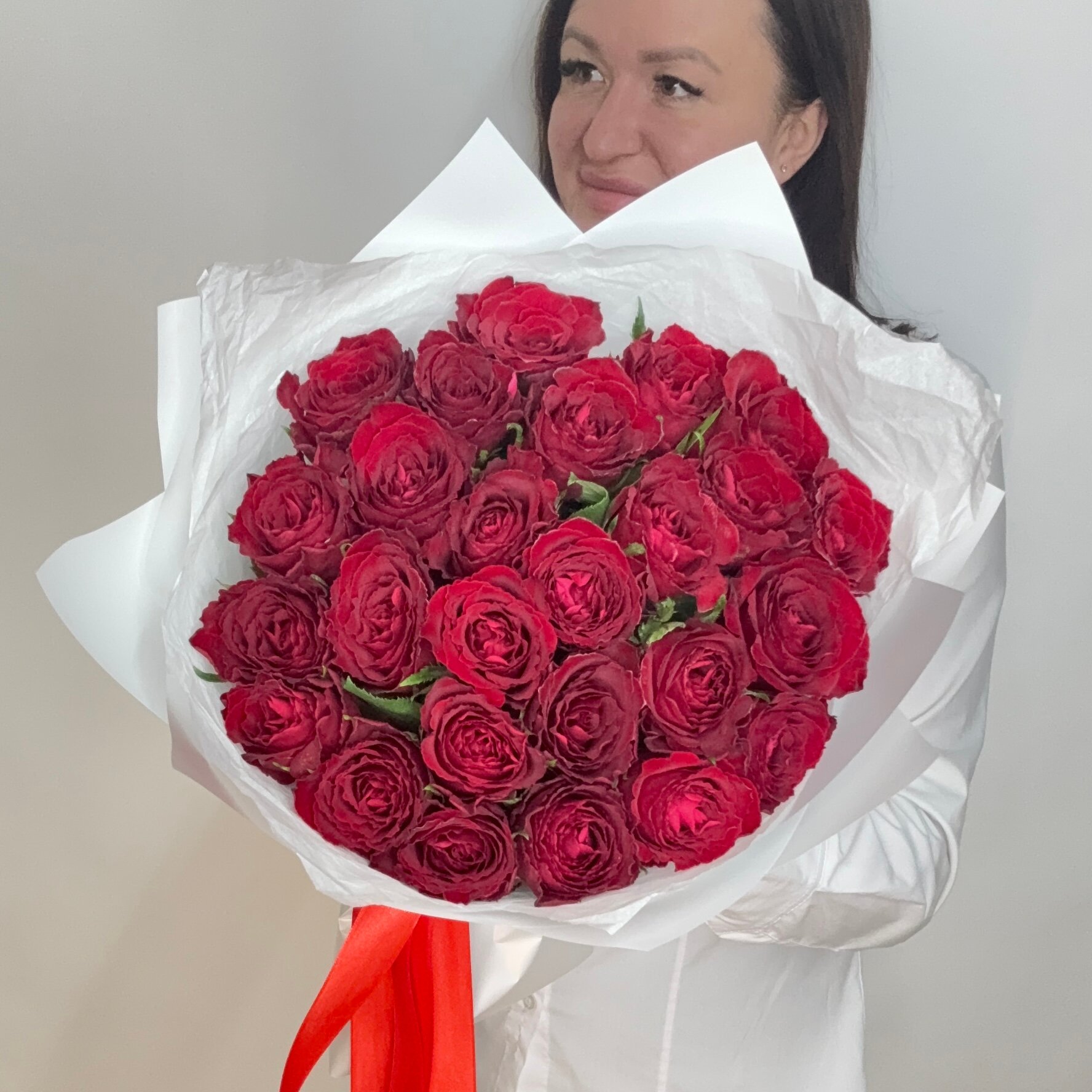 25 красных роз, Кенийский сорт , высота букета 40 сантиметров . Букет живых цветов