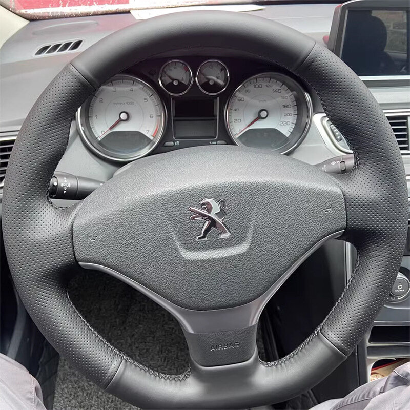 Чехол на рулевое колесо для Peugeot 508/508L - Искусственная кожа, черная с красными швами, боковые отверстия,