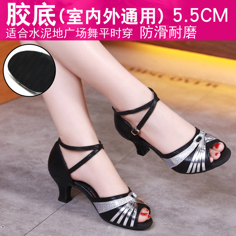 Спортивные туфли