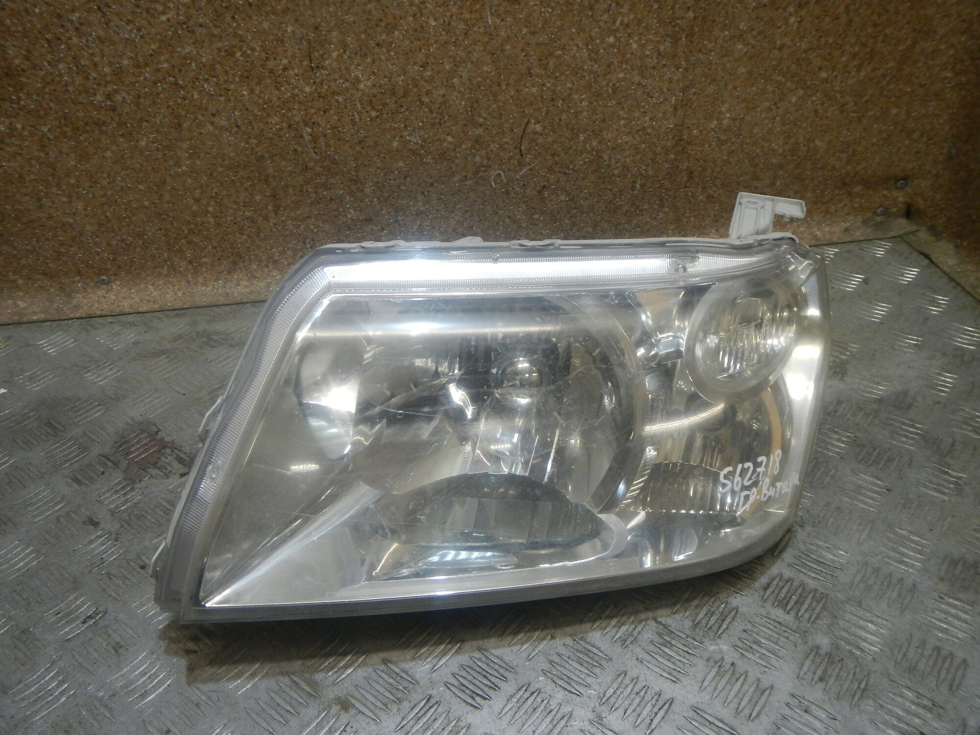 Б/У Фара левая, Suzuki (Сузуки)-GRAND VITARA (06-) SUZUKI GRAND VITARA (06-) 3дв, галоген Царапины, сломано 2 крепления, ...