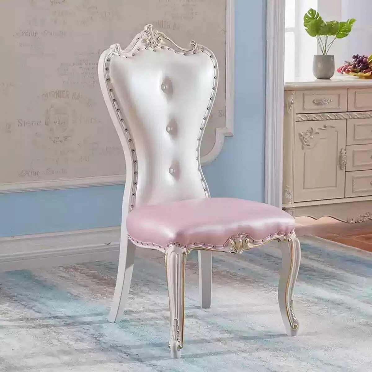 Обеденный стул из дерева в классическом стиле, обивка из кожи (цвет белый и розовый, искусственная кожа)
