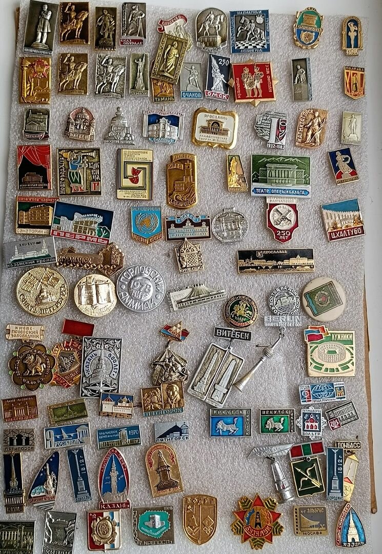 Набор 87 случайных значков СССР и России