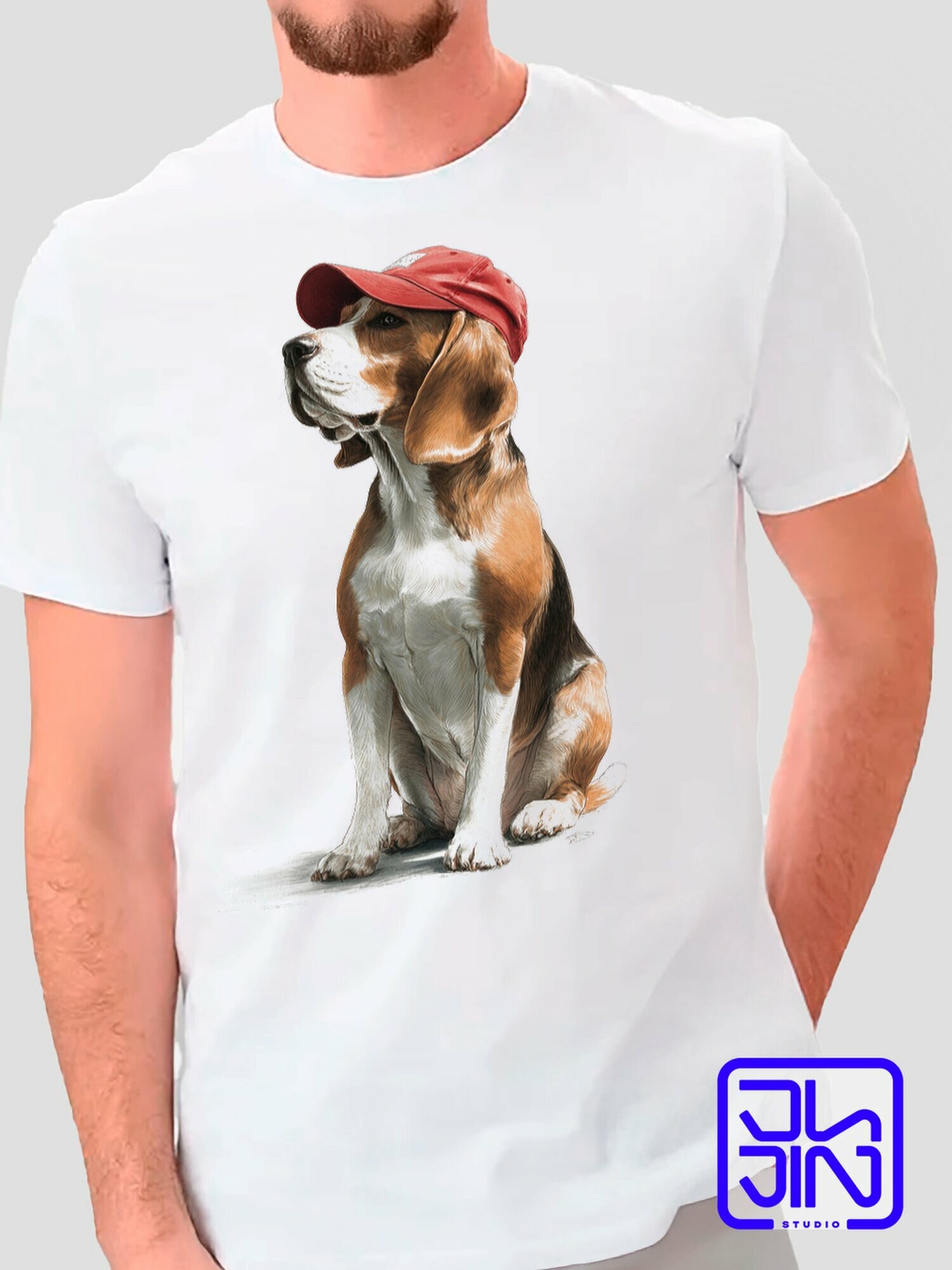 Футболка классическая мужская с авторским принтом Смешной веселый бигль с коричневой, белой шерстью и красной кепкой, белый хлопковый трикотаж с прикольным рисунком на груди