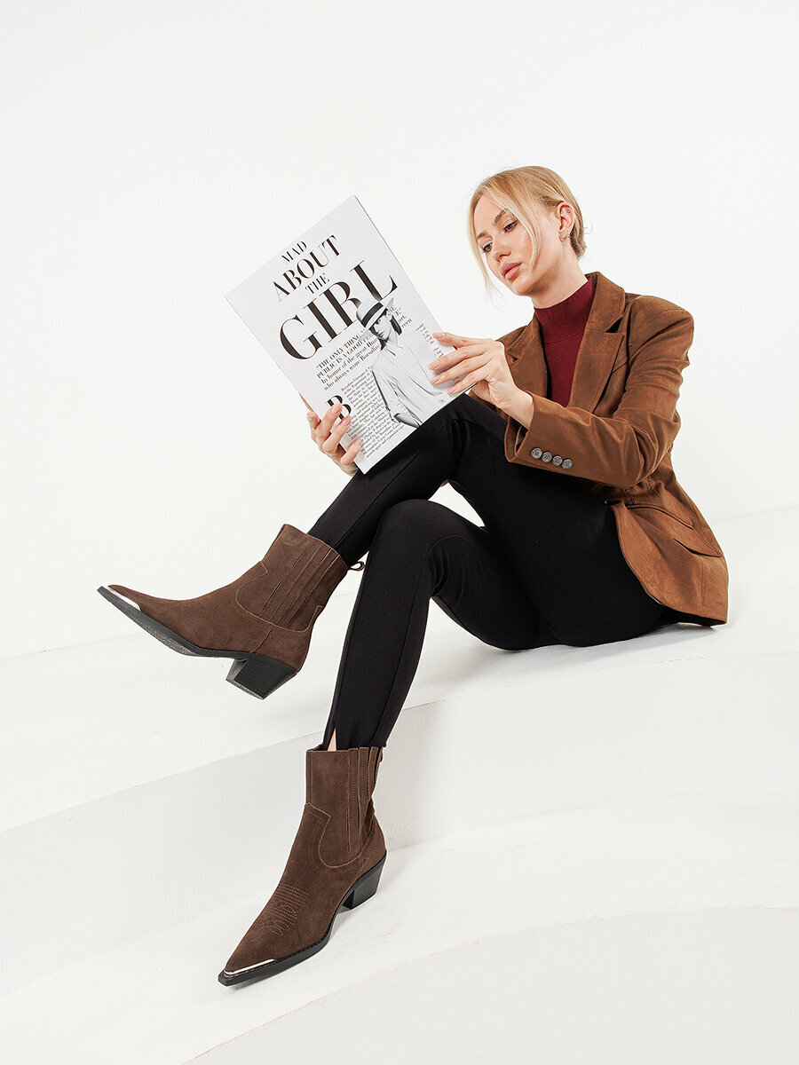 Ботинки новинка 2026 казаки демисезонные коричневые на низком каблуке