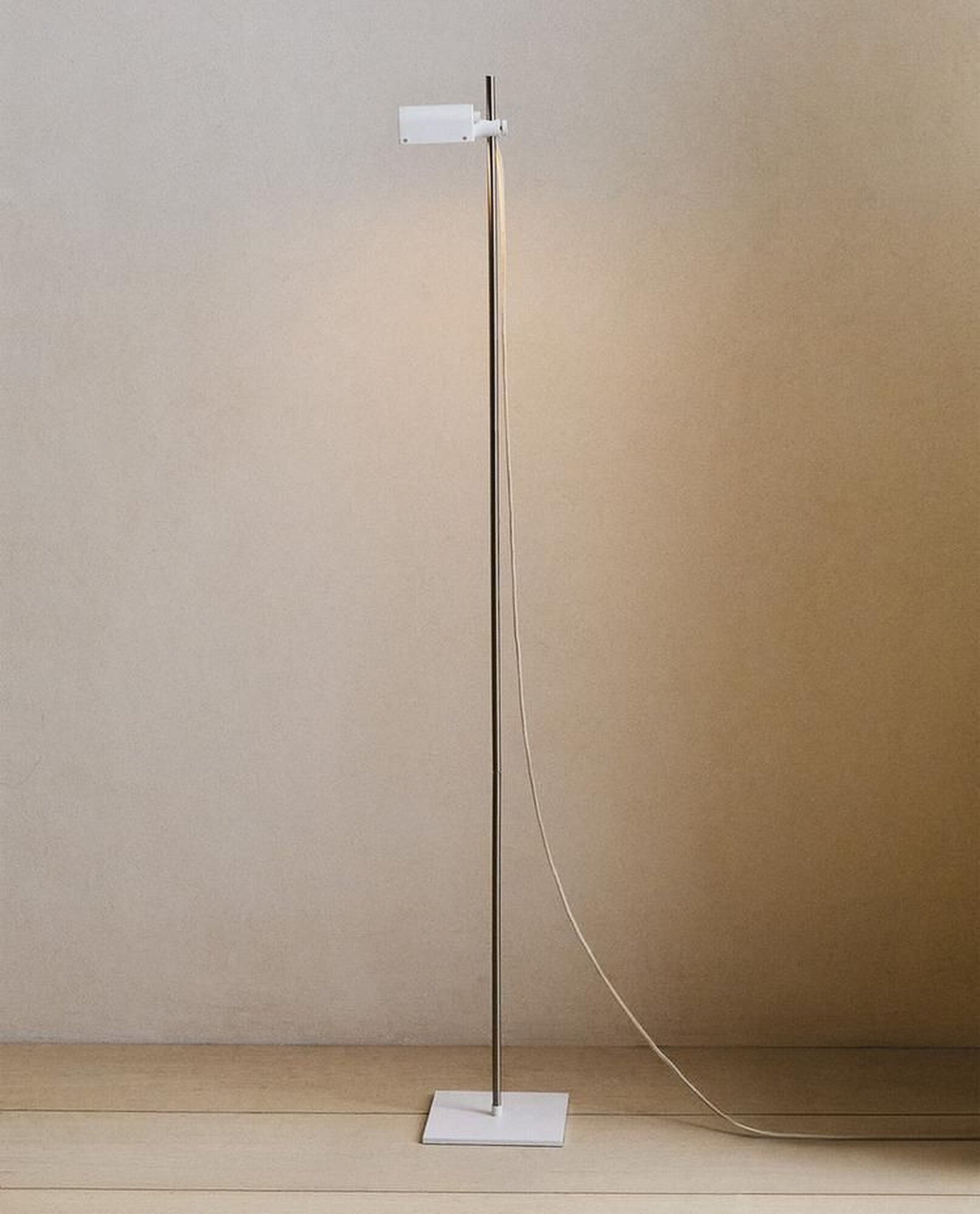 Напольный светильник ZARA HOME 7346/047 - металлический прожектор, 147,5 x 19,5 x 19,5 см, серебристый+белый