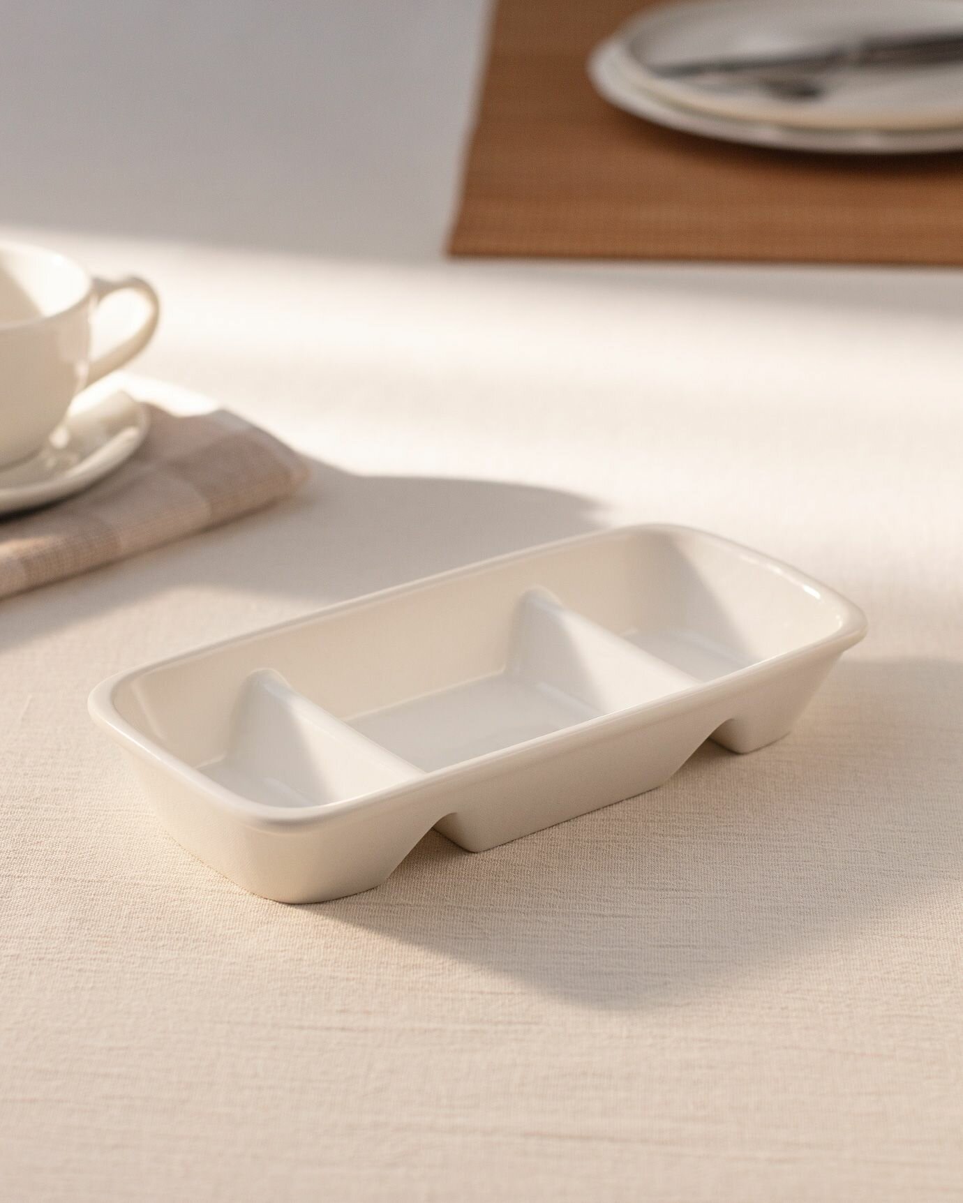 Менажница фарфоровая, тарелка сервировочная, для снеков, сыра, орехов. Состав:100%Костяной фарфор. Размер:20,5X9,8X3,5CM