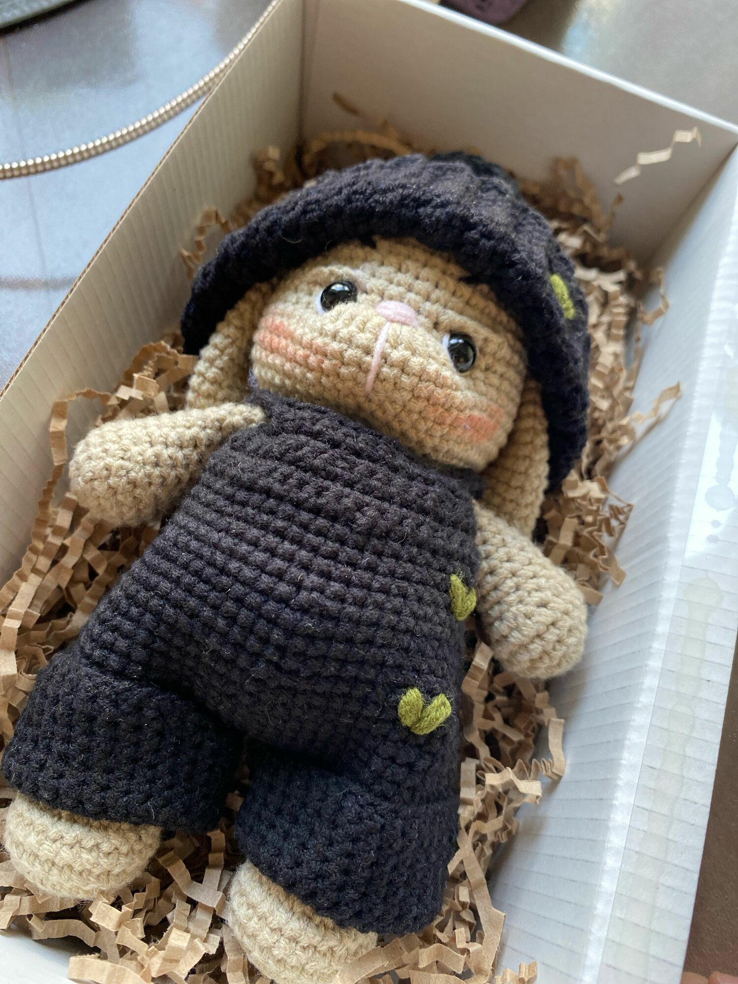 Вязанная игрушка ручной работы Зайка