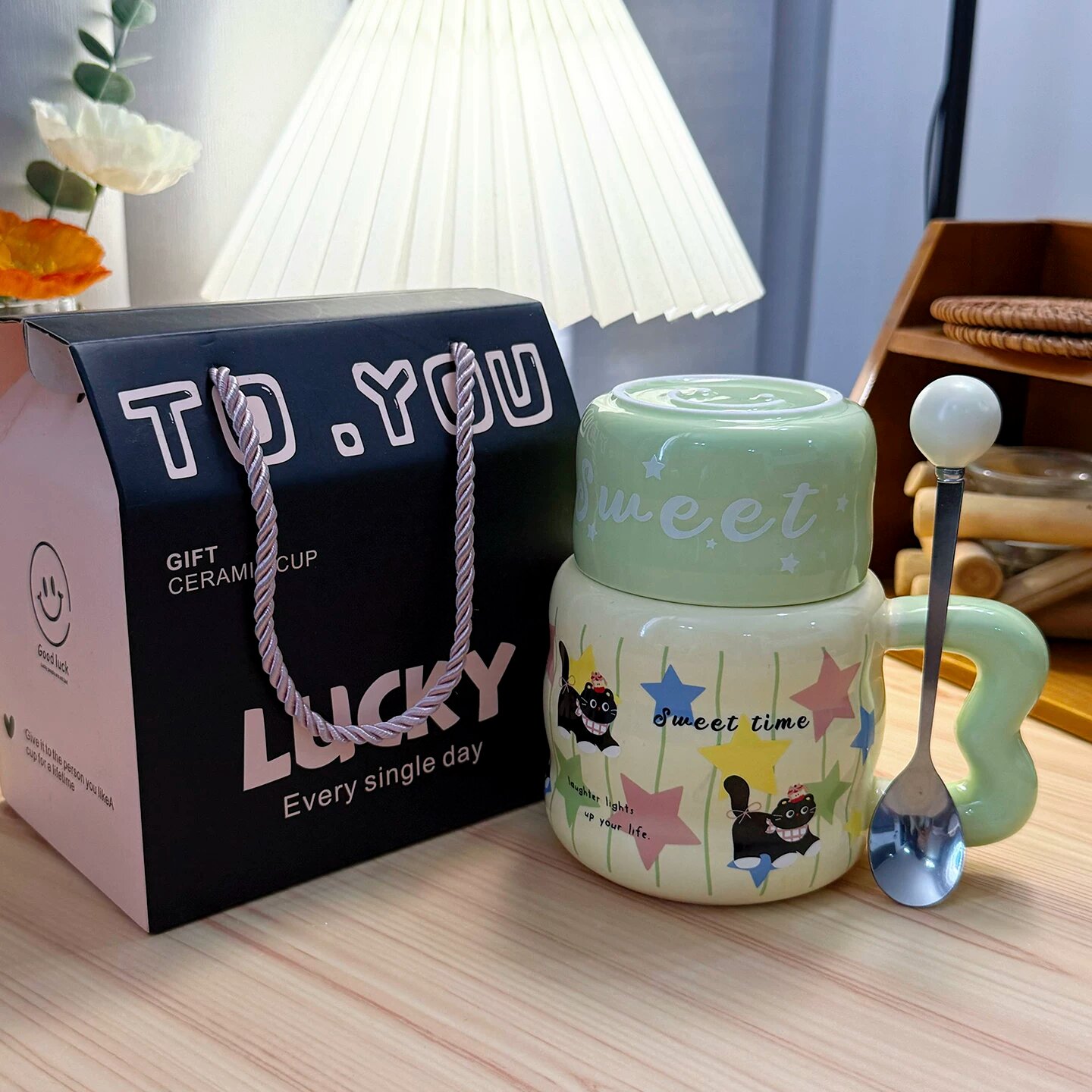 Подарочный набор Lucky: зеленая кошка керамическая кружка с крышкой и ложкой, 300 мл, фарфор, идеальный подарок на день