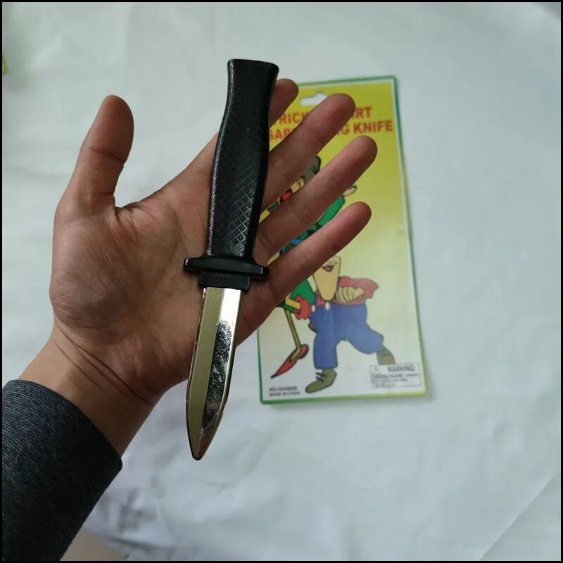 Бутафорский нож прикол "Неубивайка" со скрывающимся лезвием