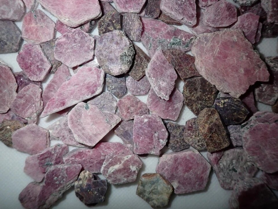 Необработанный рубин от BASILOSAURUS 1-18 г 100ct