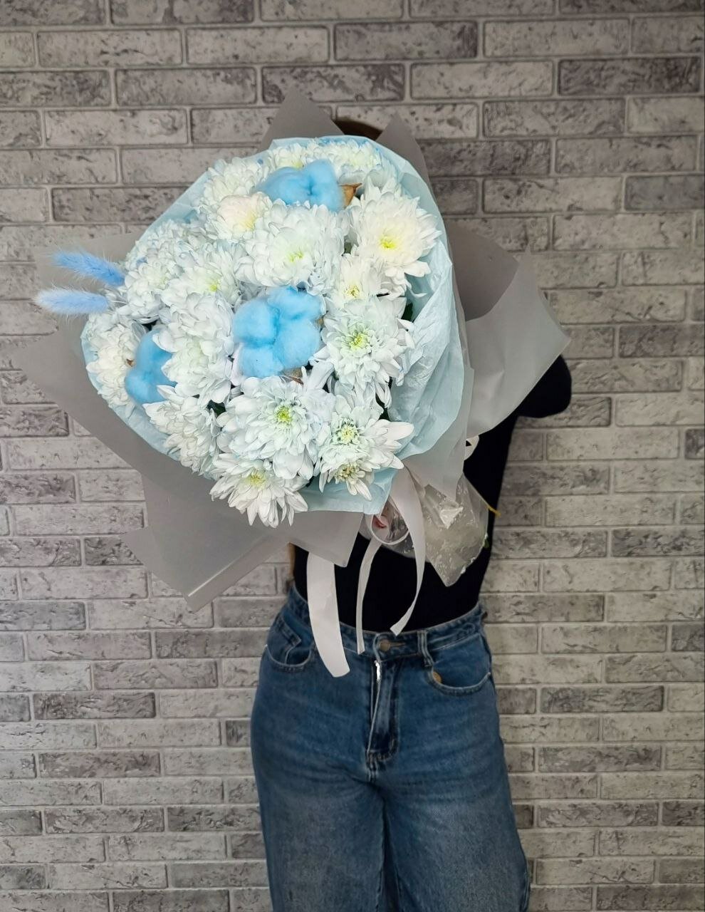 Букет из живых цветов и сухоцветов , Хризантемы кустовая 3 шт , Лагурус, хлопок,25 см , в матовой упаковке(голубой)