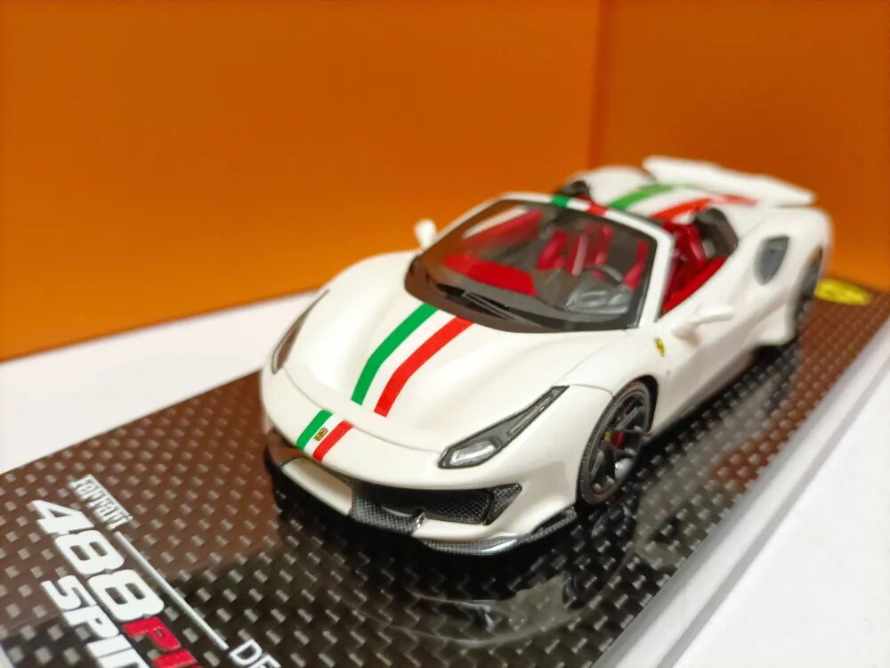 Коллекционная смоляная модель родстера Ferrari 488 Pista Spider в перламутрово-белом цвете, масштаб 1:43