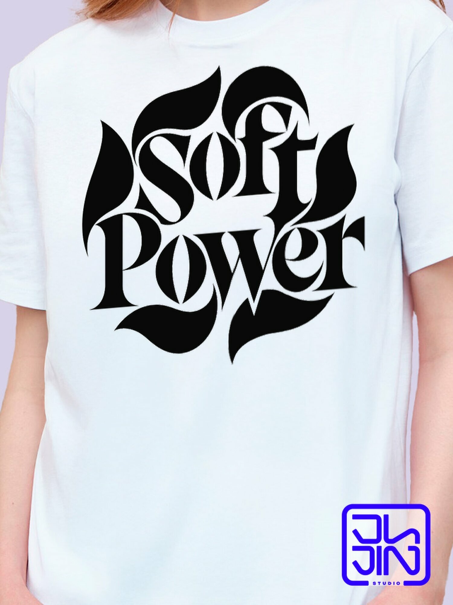 Футболка классическая женская с авторским принтом Выразительная черно-белая надпись с креативной типографией и белыми граффити, белый хлопковый трикотаж с прикольным рисунком на груди