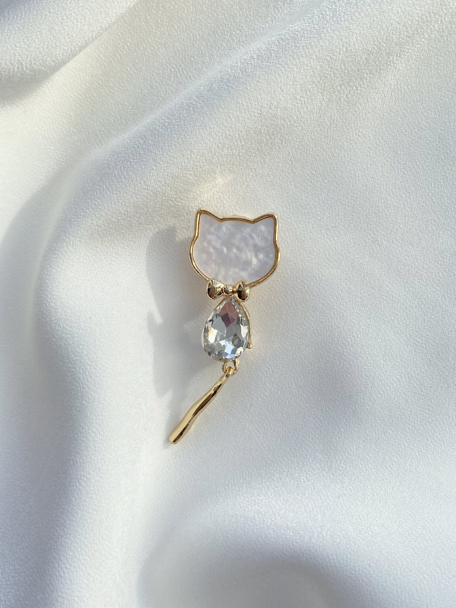 Брошь, перламутр синтетический, стразы