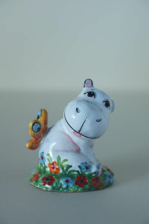 Ёлочная игрушка "Бегемотик с бабочкой". Ярославская майолика. Керамика ручной работы. Сделано в России.