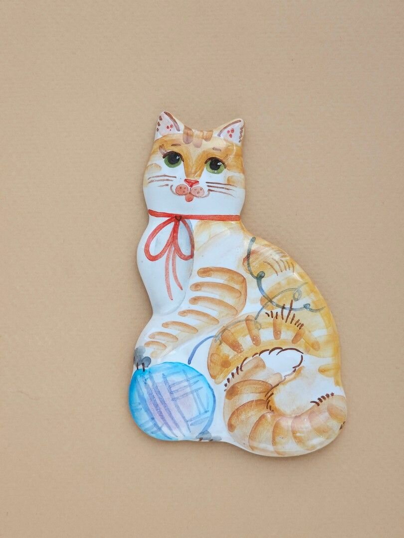 Кошка с мячом (магнит). Ярославская майолика. Керамика ручной работы. Сделано в России.