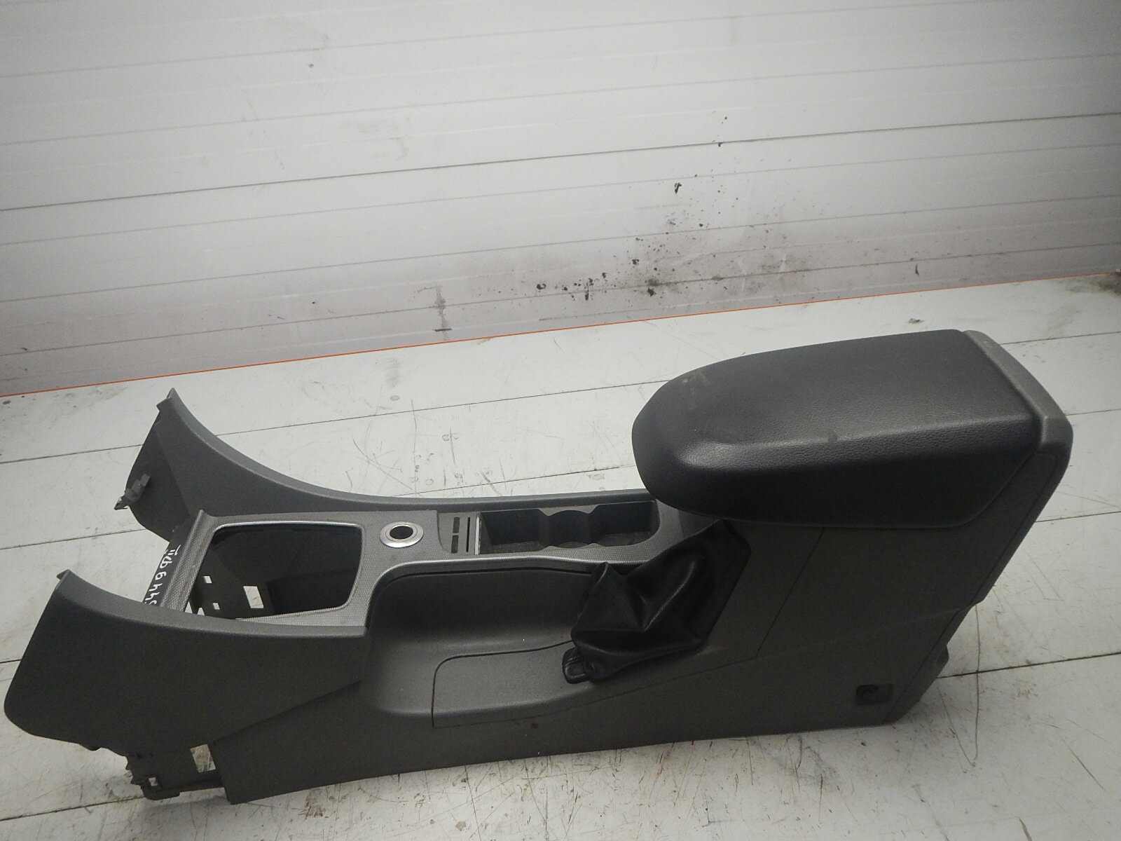 Б/У Подлокотник, Ford (Форд)-FOCUS 2 (08-11) FORD FOCUS 2 (08-11) Потертости. 645449 FORD арт. 1670613