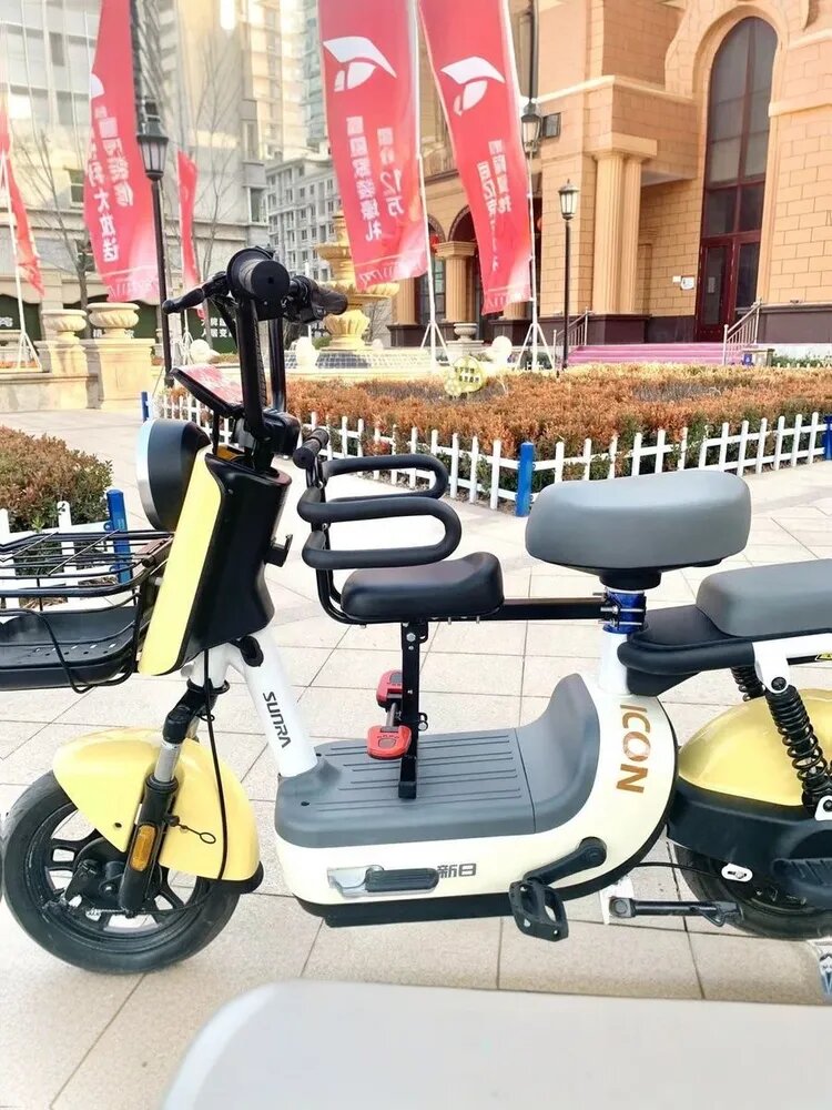 Детское сиденье для электросамоката ICON желтое, с педалями и подножками