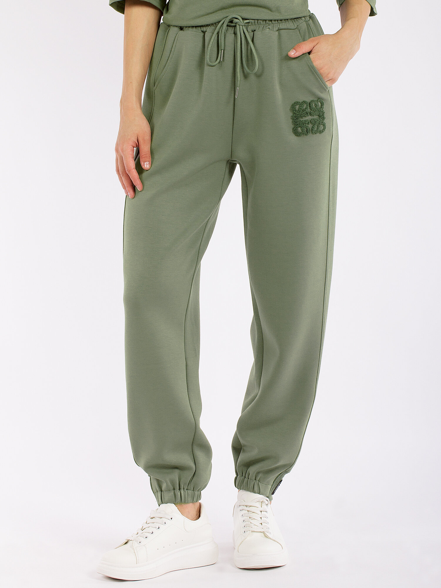 Брюки джоггеры свободного кроя, внизу на резинке