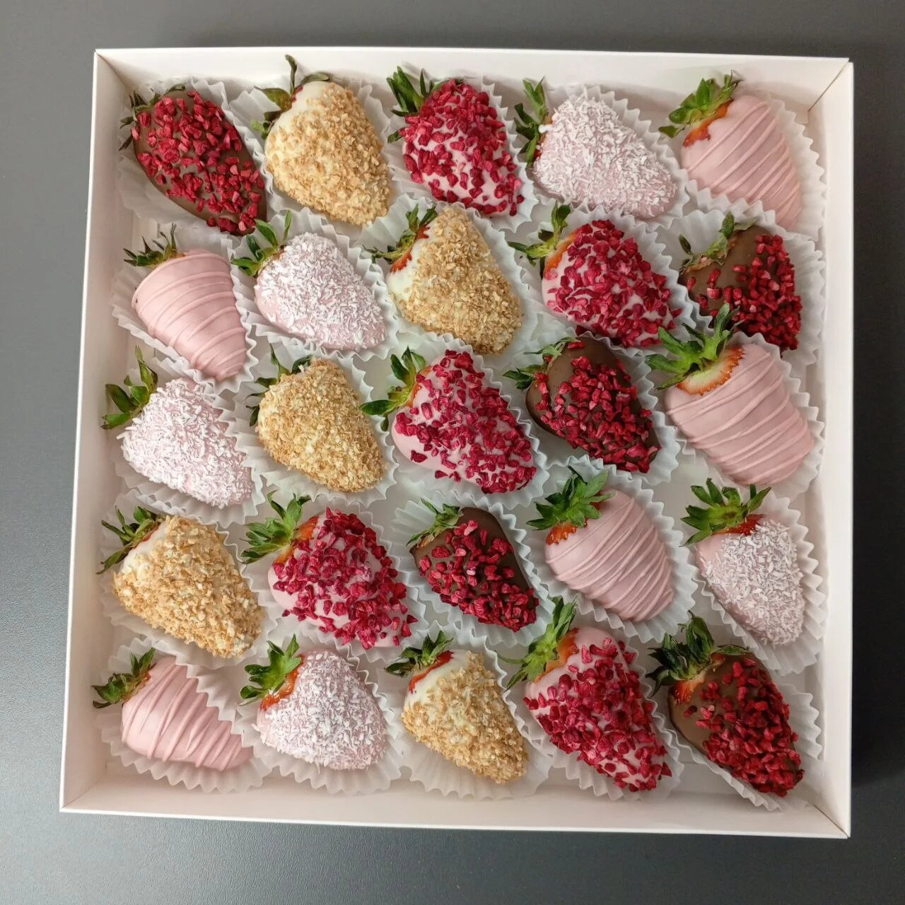 Ассорти клубники в шоколаде "Flowerstorg", 25-30 штук, молочный, белый, розовый шоколад