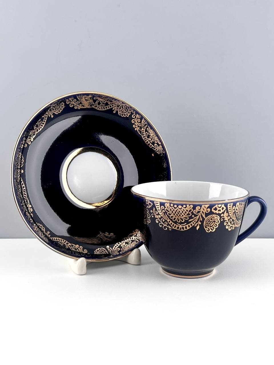 Винтажная чайная пара "Золотой фриз". Фарфор ЛФЗ. СССР, 1970-е.