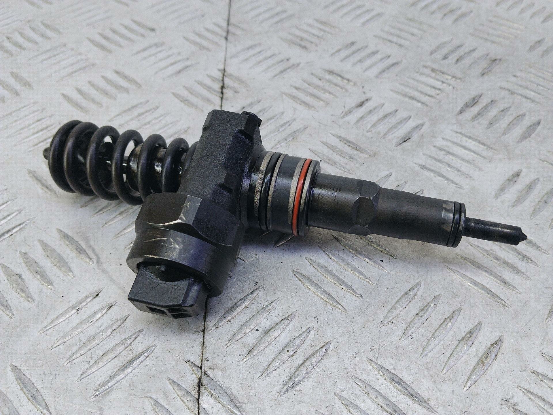 Форсунка топливная Volkswagen Passat B5 1999 038130073F
