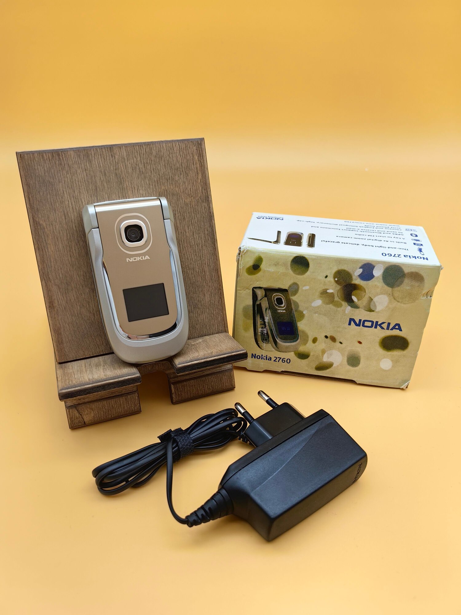 Мобильный раритетный кнопочный телефон раскладушка Nokia 2760, Бежевый