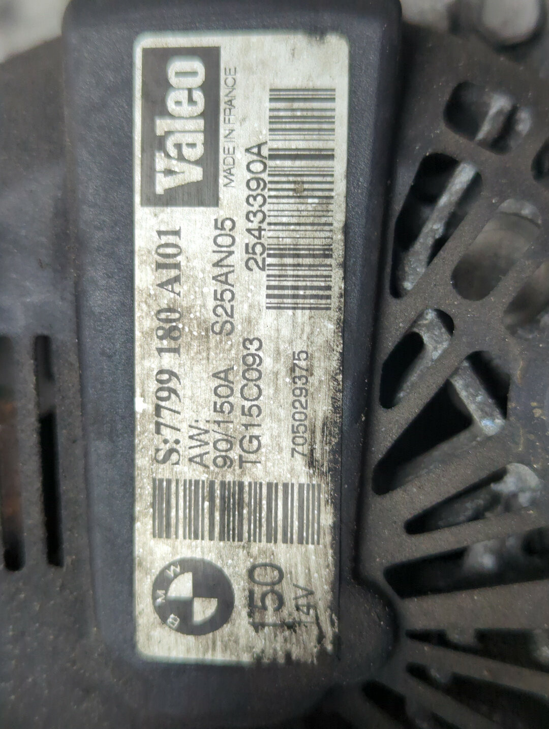 Генератор BMW 1 E87 Б/У — фото 1
