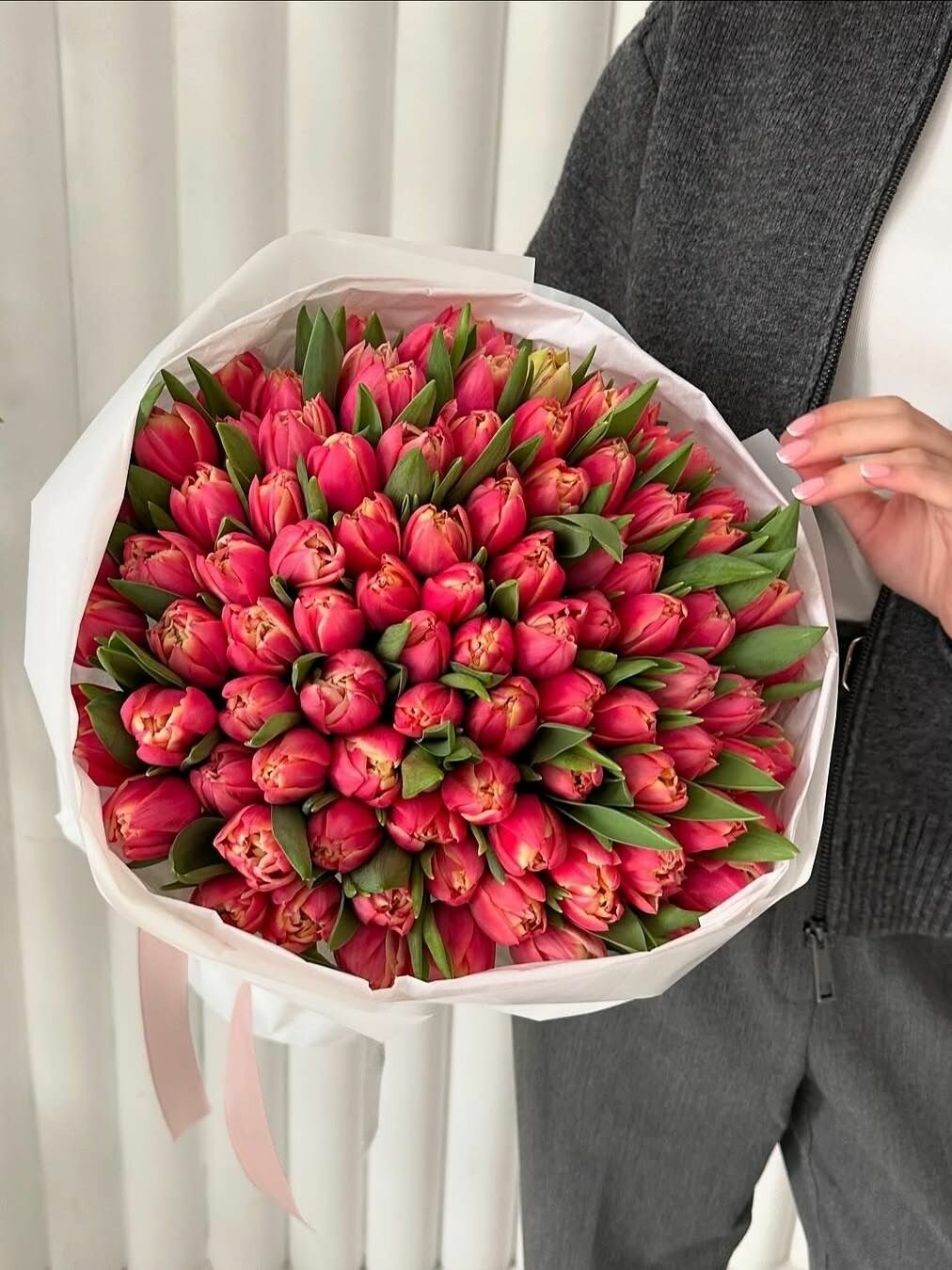 Букет из красных пионовидных тюльпанов.