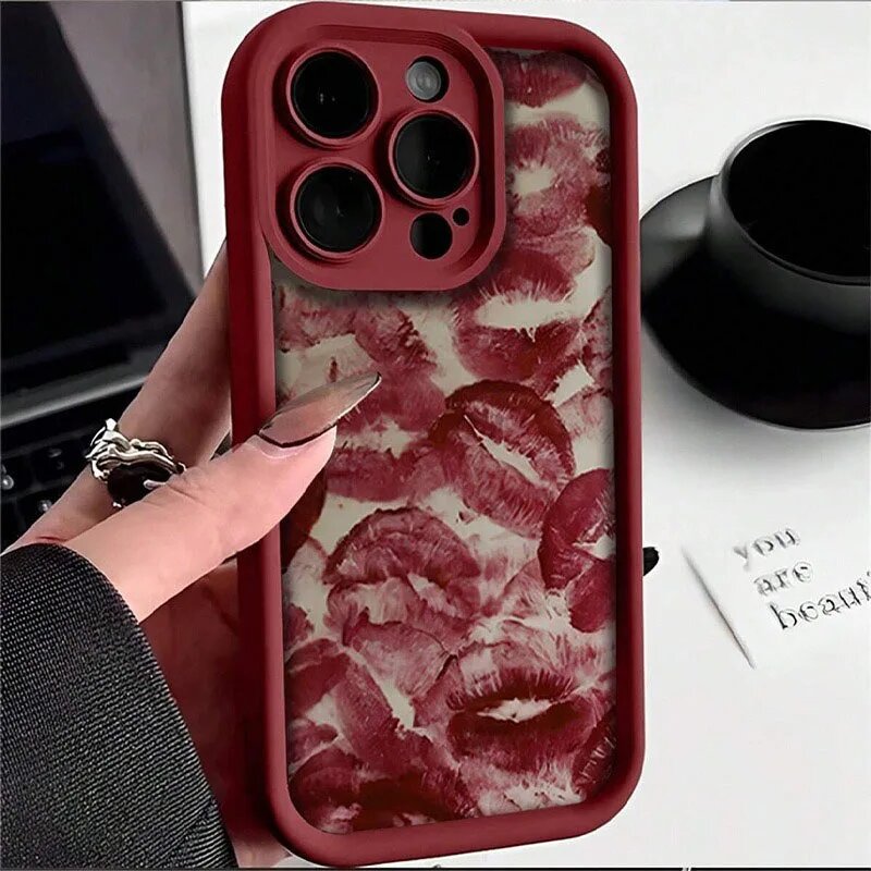 Чехол для iPhone 15 с принтом красных губ