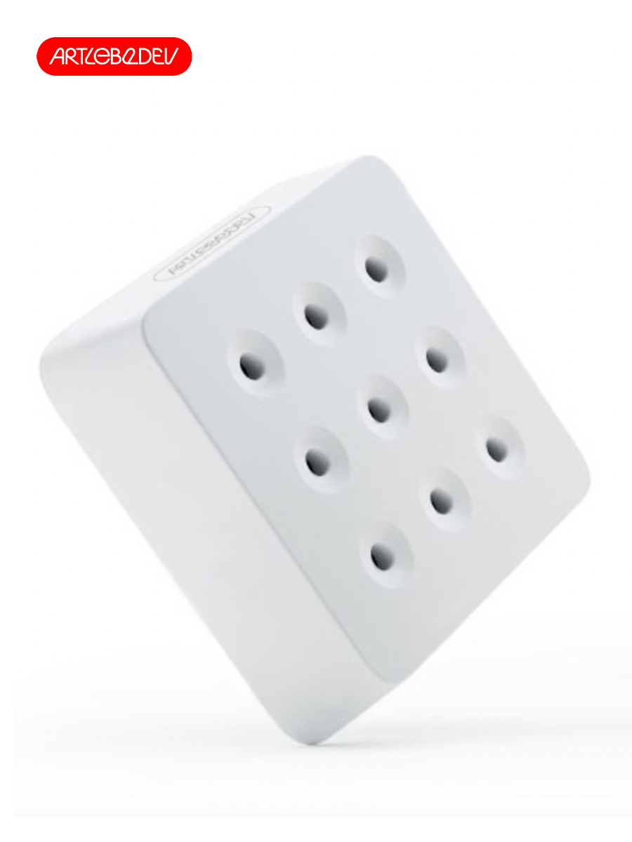 Розетка многофункциональная с 9 ходами студии Артемия Лебедева белая