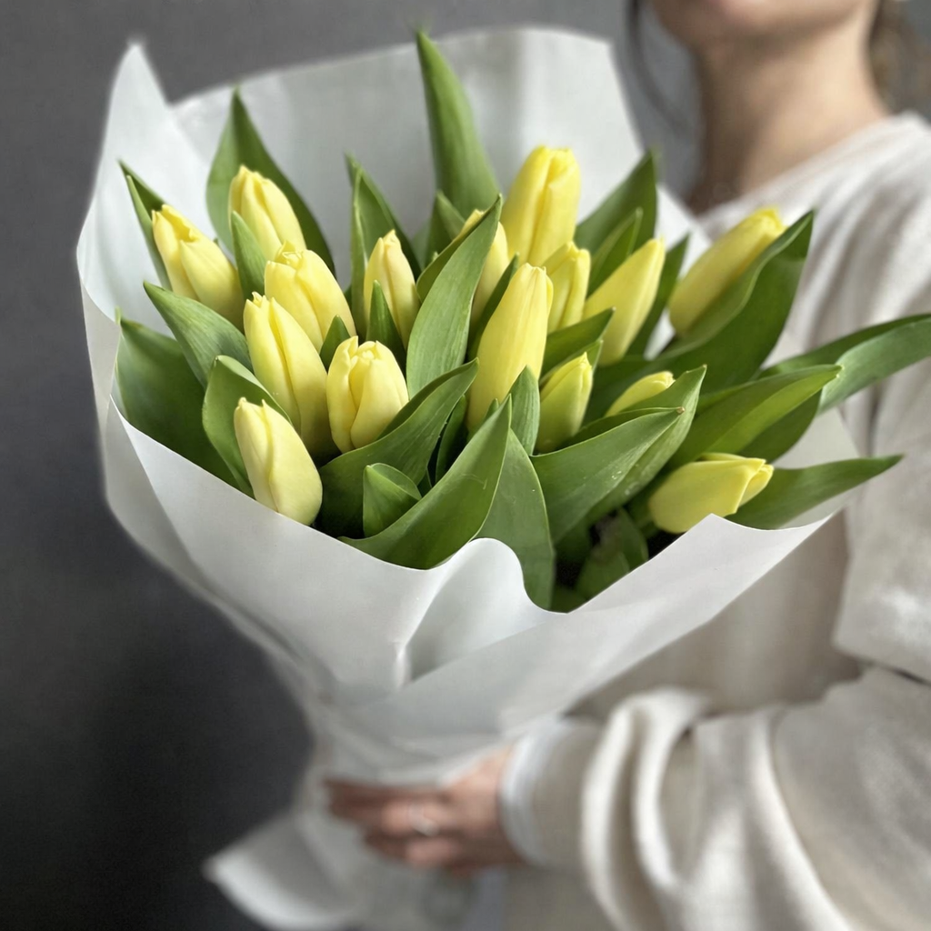 Моно букет тюльпанов 15шт лимонные в упаковке на 8 марта цветы