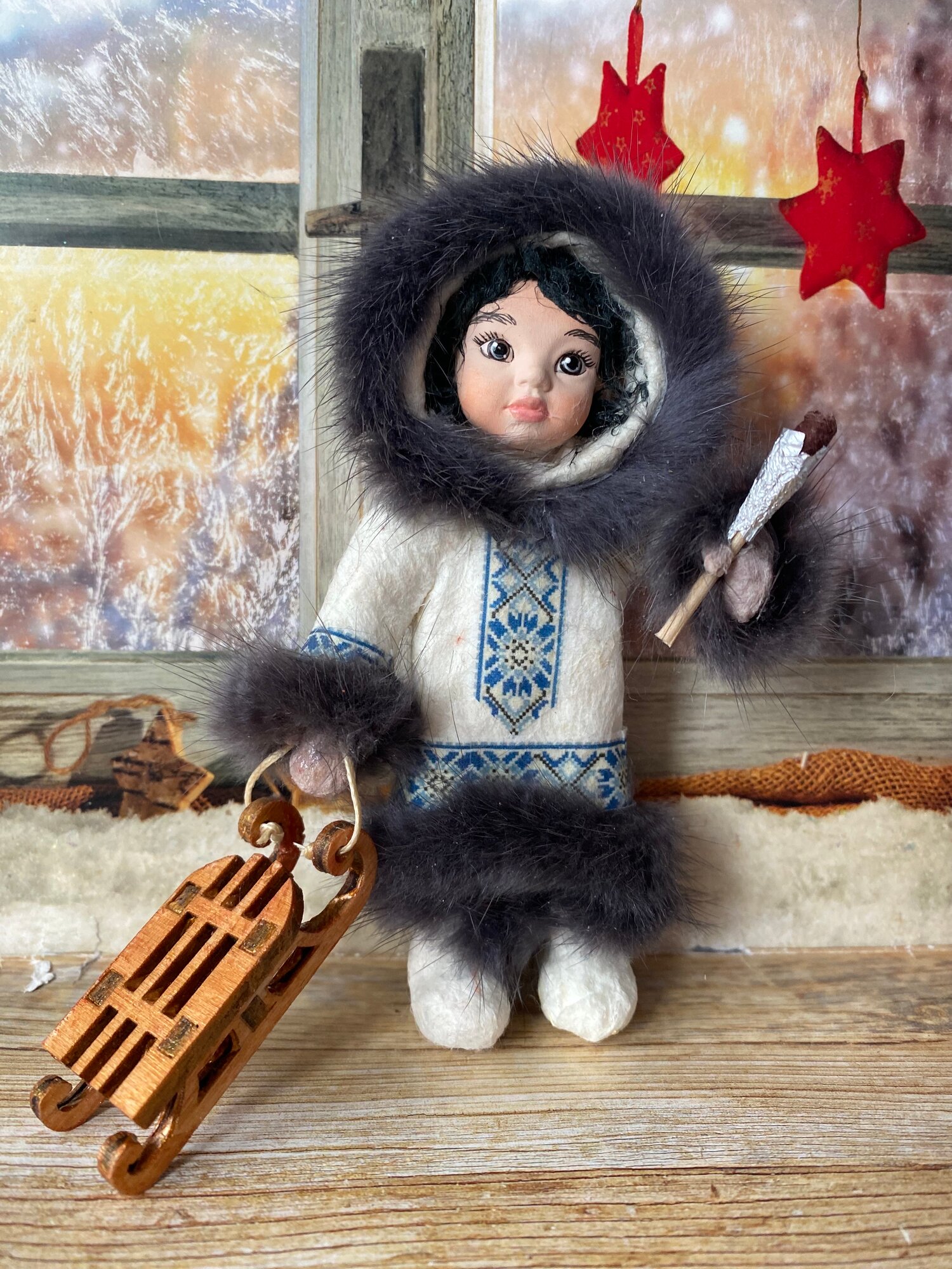 Елочная игрушка "Северный мальчик с санками", ручная работа, опушка из норки