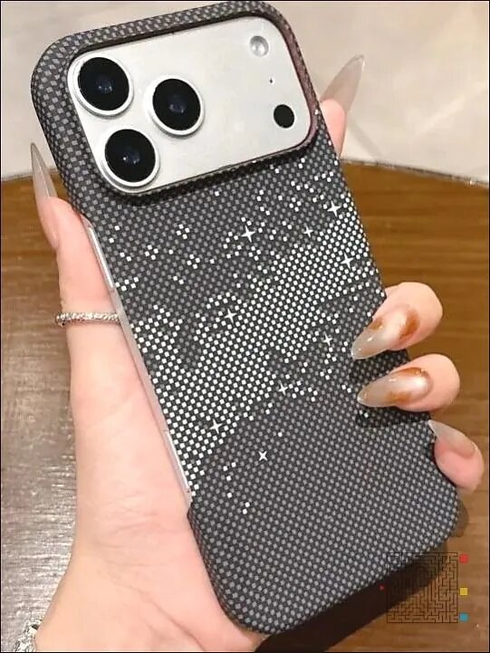 Разработанный для iPhone17Pro Max он использует тематический дизайн галактики и звездного неба
