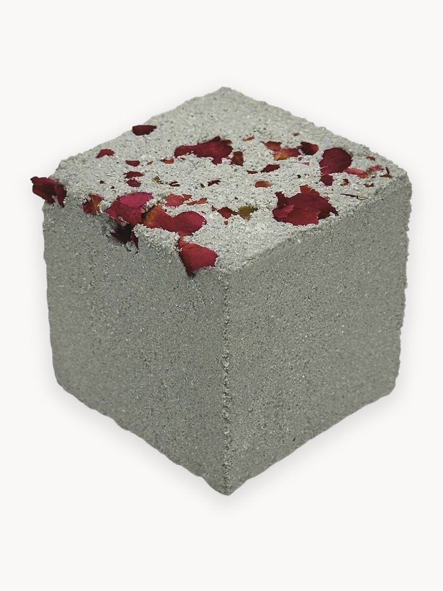 Бомбочка для ванны Solace с ароматом Хлопок ручной работы с морской солью, шиммером и сухоцветами (серый)