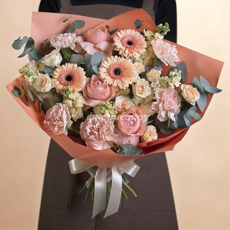 Букет из гербер, роз и эвкалипта, в розово-пудровых тонах, с добавлением маттиолы