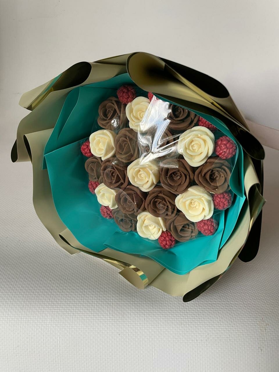 Букет из конфет в виде букета из 19 шоколадных роз и 10 ягодками ShokoTrendy разноцветный микс
