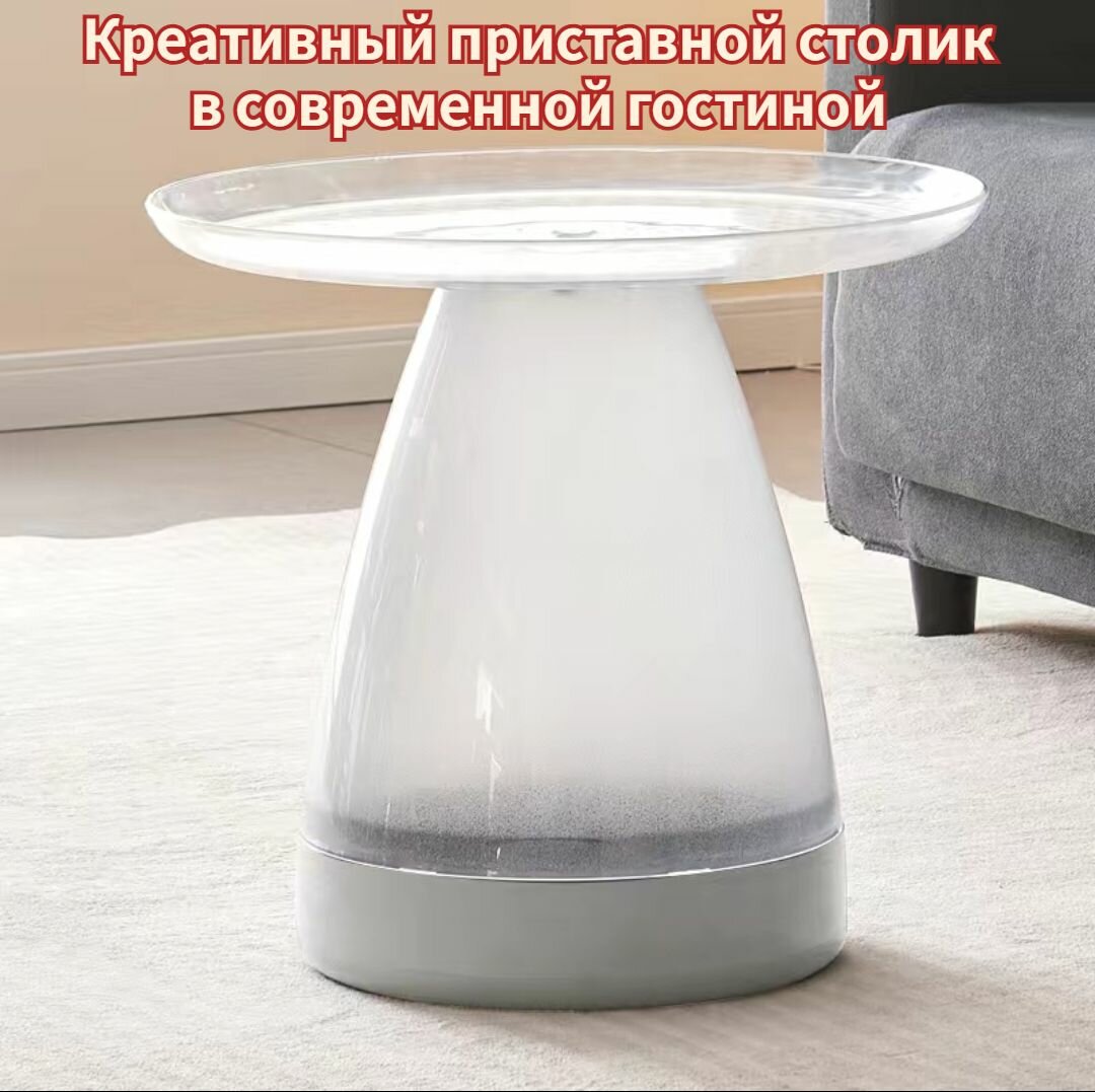 Простой приставной столик в современной гостиной