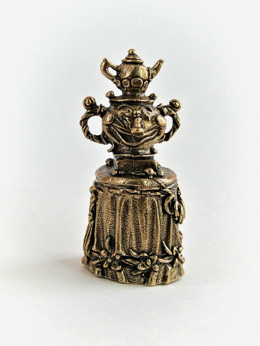 Самовар с баранками на столике колокольчик латунный интерьерный для декора дома