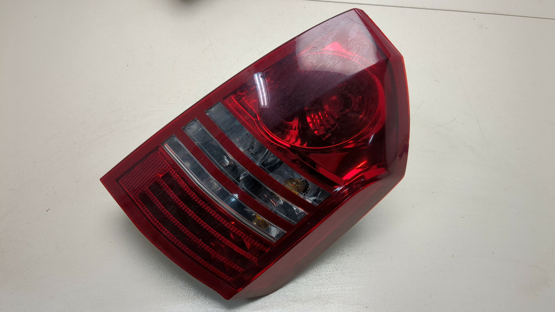 Фонарь (задний) правый Chrysler 300C Б/У