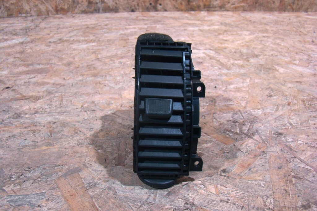 Note E11 Дефлектор воздушный центральный левый 687519U00B